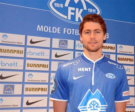 Her Er Semb I Molde Drakt Vardenno