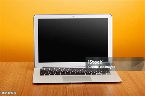 나무 테이블에 있는 실제 노트북 컴퓨터와 화면에 대한 클리핑 경로가 있는 주황색 배경 0명에 대한 스톡 사진 및 기타 이미지 0명 검은색 공란 Istock