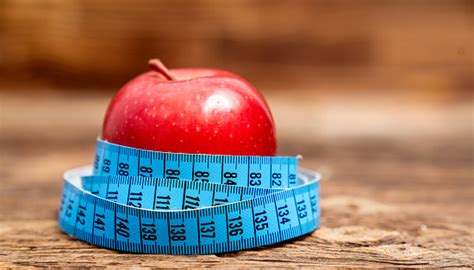 나무 배경에 격리 된 측정 테이프와 클로즈업 신선한 빨간 사과 슬림 다이어트와 건강을 위한 식사 0명에 대한 스톡 사진 및 기타 이미지 Istock