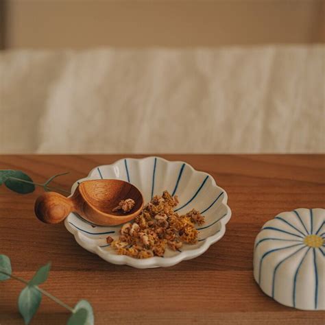 데이오프 도자기 국화꽃 작은 앞 디저트 접시 감도 깊은 취향 셀렉트샵 29cm