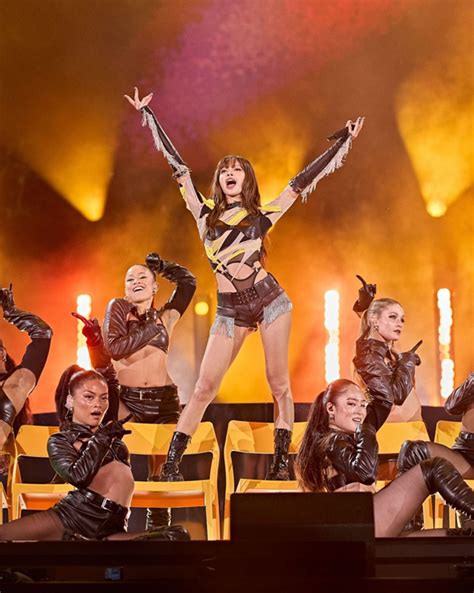 Blackpinks Lisa Praised Globally For Performing For Free At The Global