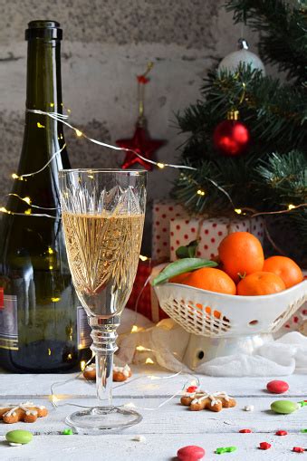 크리스마스와 새 해 휴일 축 하 개념 배경입니다 샴페인 귤 나무 테이블에 크리스마스 트리 장식의 유리 개념에 대한 스톡 사진 및 기타 이미지 Istock