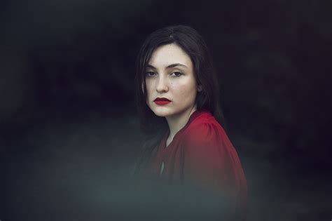 배경 화면 얼굴 여자들 모델 초상화 갈색 머리의 뷰어를보고 사진술 빨간 립스틱 갈색 눈 빨간 드레스 유행 소녀 아름다움 레이디 어둠 컴퓨터