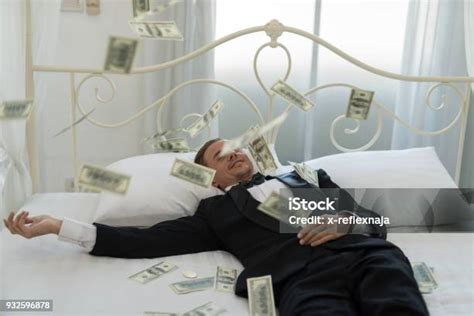 젊은 사업가 행복 한 미소와 함께 침대에 누가 비즈니스와 많은 은행권 달러 돈을에서 성공적입니다 비즈니스 성공 개념 복권에 대한 스톡 사진 및 기타 이미지 Istock