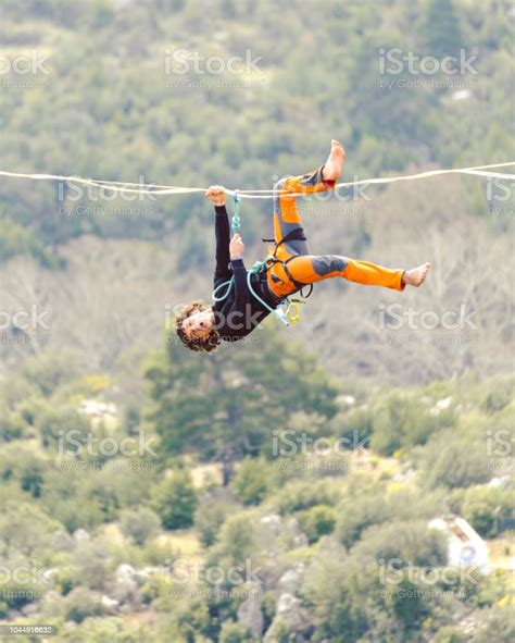 Highliner 밧줄에 산의 배경에 Highline 성격에 익 스 트림 스포츠입니다 슬링에 균형 고도에서 평형 가장자리에 대한 스톡 사진 및 기타 이미지 Istock