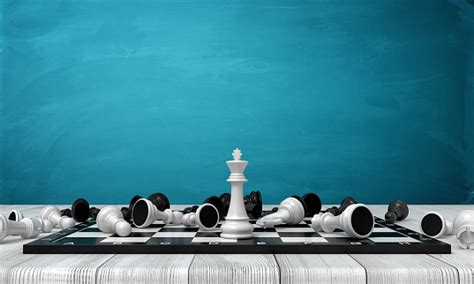 하얀 체스 킹의 3d 렌더링 서 나무 책상에 체스 보드에 많은 다른 체스 인물에 의해 둘러싸여 있다 3차원 형태에 대한 스톡 사진 및 기타 이미지 Istock