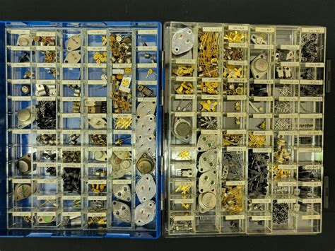 【傷や汚れあり】パーツ12 電子部品 まとめて 電子パーツ 基盤 基板 コンデンサー 抵抗器 Ic アマチュア無線 真空管 ラジオ オーディオ
