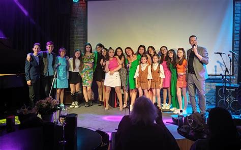 Виктория Асенова Vika представи новата си песен Свят от мечти