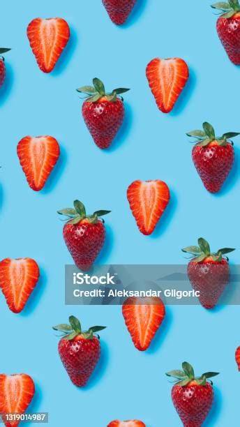 생생한 파란색 배경에 신선한 딸기로 만든 여름 음식 패턴 창조적 인 과일과 야채 질감 개념 건강한 채식주의 식단 구성 0명에 대한 스톡 사진 및 기타 이미지 Istock