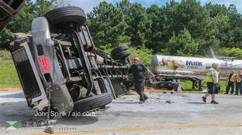 〈사진〉 도로에 우유 가득 316서 우유탱크트럭 전복 한국일보 애틀랜타