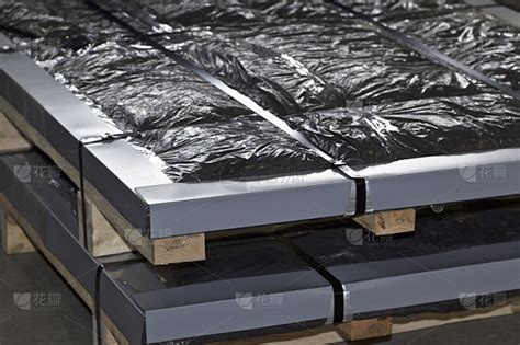 金属制品仓库中包装镀锌板