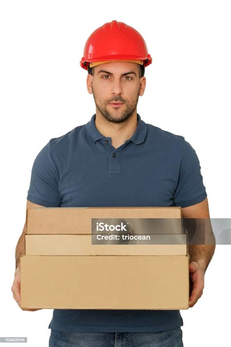 골 판지 상자를 들고 빨간 헬멧에 젊은 잘생긴 노동자 흰색 절연 스튜디오 촬영 기부함에 대한 스톡 사진 및 기타 이미지 기부함 나름 남성 Istock