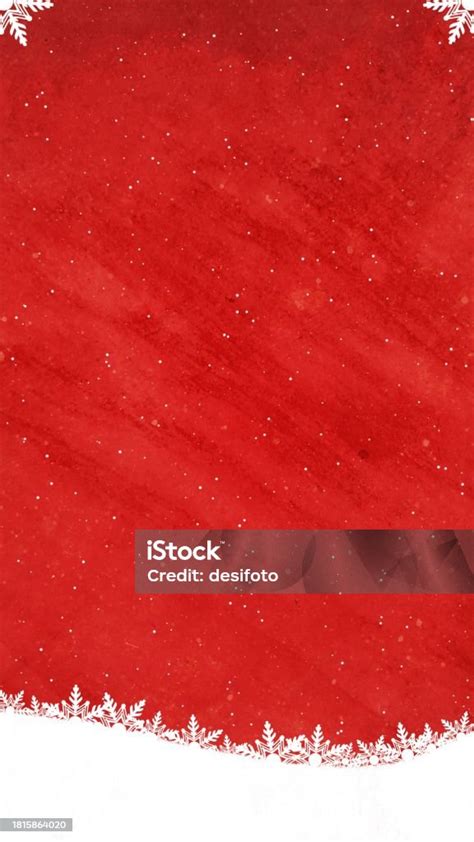 크리스마스 또는 새해 축제 수직 배경은 짙은 빨간색 적갈색 색상으로 아래쪽 테두리에 눈송이의 흰색 주름 장식이 있고 배경 전체에 눈이 내리고 반짝이는 반짝이 내리는 눈에