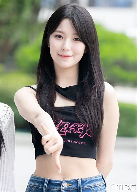 Fromis 9 프로미스나인 에 있는 Honey님의 핀 연예인 프롬 사진