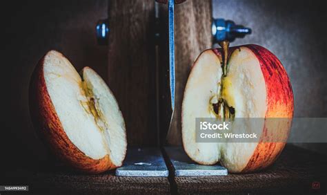 강철 절단기에서 반으로 자른 신선한 빨간 사과의 근접 촬영 0명에 대한 스톡 사진 및 기타 이미지 0명 강철 건강한 식생활 Istock