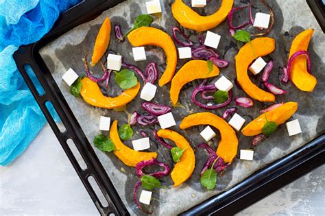 구운 양파 Feta 치즈 Arugula와 베이킹 시트 금속에 호박 씨와 호박 조각 건강 한 식 생활의 개념입니다 복사 공간 최고 볼 수 있습니다 0명에 대한 스톡 사진 및