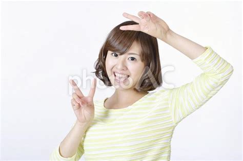 ピースサインをする女性3 No 103170｜写真素材なら「写真ac」無料（フリー）ダウンロードok
