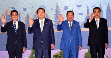 尹 ‘아세안3 참석 “한중일 협력 메커니즘 조속 활성화되길”종합