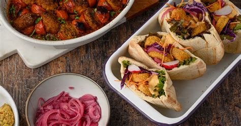 음식이 담긴 접시와 음식이 담긴 그릇이 놓인 테이블 사진 Unsplash의 건강 이미지