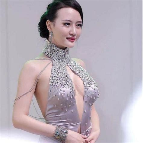 寶馬花100萬 請她做車模，現場人山人海 是看車 還是來看人 每日頭條