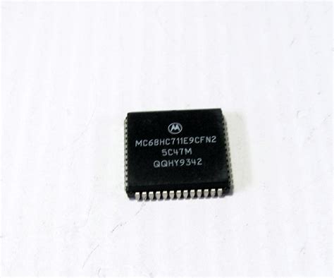 Motorola Mc68hc711e9cfn2 Integrated Circuit Integrated Circuits And Op Amps Bmi Surplus