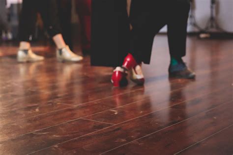 볼룸 클럽 나무 바닥에서 젊은 커플 댄스 복고풍 재즈 스윙 댄스의 춤추는 신발 여성과 남성의 클로즈업 보기 댄스 레슨 수업 리허설 2명에 대한 스톡 사진 및 기타 이미지