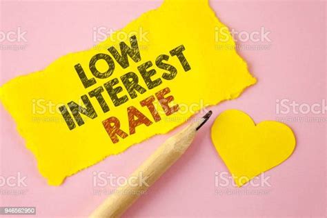 낮은 이자율을 보여주는 글을 참고 높은 분홍색 배경 심장 옆에 찢 어 노란 종이 조각에 작성 저장 사업 사진 보여주는 관리 돈을
