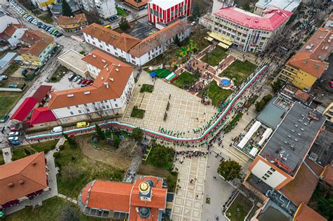 Не Господине мога да накарам дъщеря ви да проходи отново каза бездомното момче на милионера