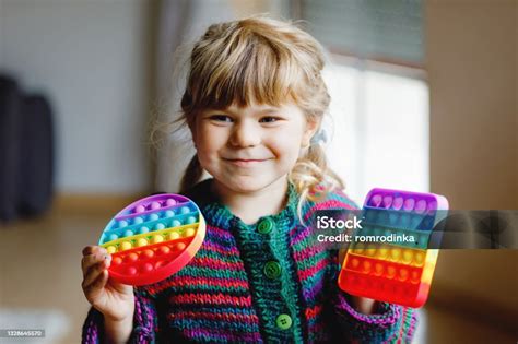 새로운 트렌드 감각 장난감으로 재생 작은 금발의 유치원 소녀 무지개 팝 어린이와 성인을위한 안티 스트레스 장난감 화려한 장난감 간단한 보조개 스퀴시 부드러운 거품 장난감