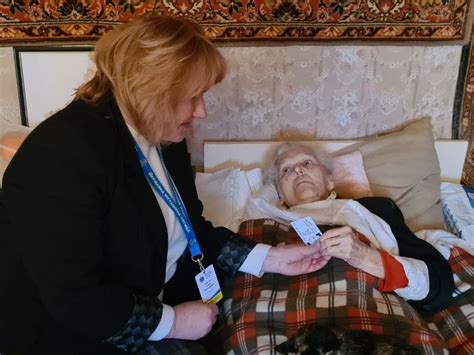 У Дніпрі міграційники вдома вручили Id картку літній жінці Державна міграційна служба України