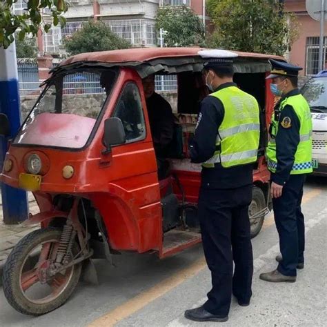 违法柔姿车上路查你没商量 柳城县 三轮车 进行
