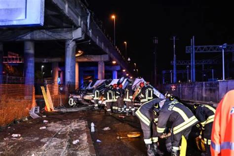 အီတလီနိုင်ငံတွင် ဘတ်စ်ကားတစ်စီး ဂုန်းကျော်တံတားပေါ်မှ ထိုးကျကာ မီးလောင်ခဲ့ခြင်းကြောင့် အနည်းဆုံး