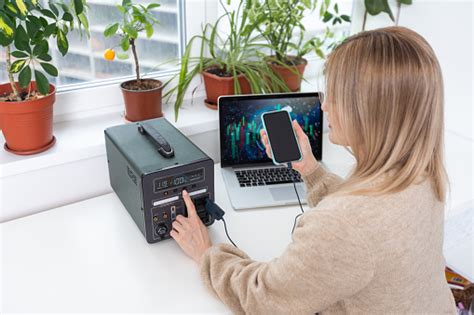 휴대용 태양열 발전소의 플러그를 집에서 소켓에 삽입하는 여자 Usb 케이블에 대한 스톡 사진 및 기타 이미지 Usb 케이블 개념 네트워크 연결 플러그 Istock