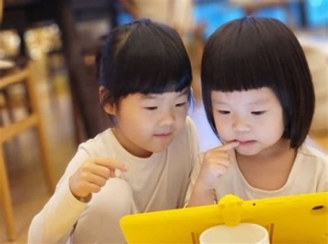 소유진♥백종원 똑 닮았네 사랑스런 딸들의 열정적 포즈 한국경제