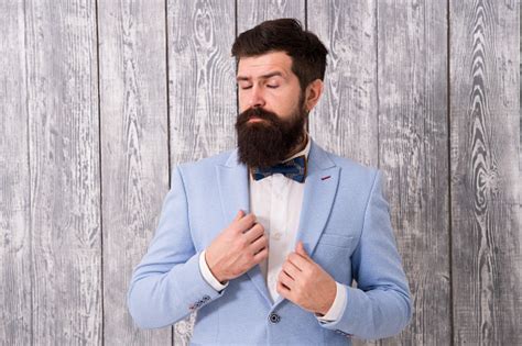 잘 손질 잘 생긴 수염 힙스터 는 턱시도를 착용 로맨틱 한 웨딩 의상 신사 스타일 이발사 이발소는 신랑을 위한 다양한 패키지를