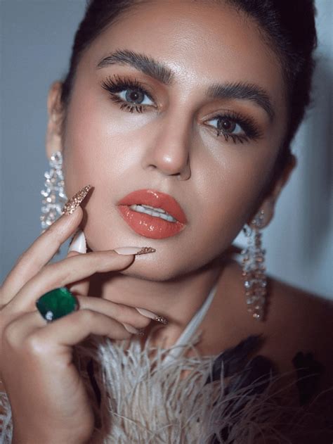 যেন শ্বেতপরী হুমা কুরেশির গ্ল্যামারাস লুক Indian Express Bangla