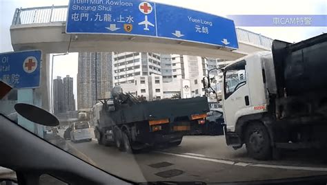 車cam直擊︱元朗青山公路慢線受阻 運油車直撼前面吊臂車 星島日報