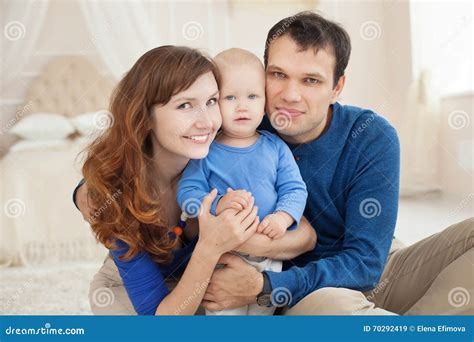 Retrato Casero De La Familia Joven Feliz Imagen De Archivo Imagen De Hembra Vivero 70292419