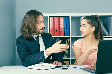 팀워크 개념입니다 젊은 크리에이 티브 동료 현대 사무실에서 새로운 시작 프로젝트 데스크톱 컴퓨터의 데이터를 분석 하는 두 사람이 감독에 대한 스톡 사진 및 기타 이미지