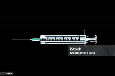 순수한 배경의료플라스틱 백신 접종 장비 및 바늘에서 주사기 의료 주사의 3d 렌더링 병원에서 의료 고해상도 3차원 형태에 대한