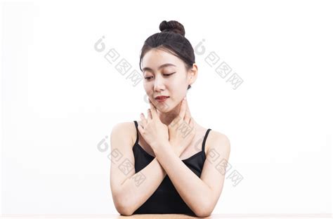 白色背景下穿着黑色吊带的美丽女性图片 包图网企业站