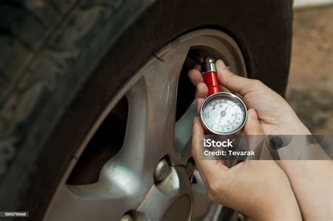 타이어 압력 게이지 손 들고 압력 게이지 자동차 타이어 공기 압력을 확인 안전 운전입니다 검사 보기에 대한 스톡 사진 및 기타 이미지 Istock
