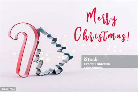 사탕 지팡이 흰색 반짝이 배경 Bokeh 조명 크리스마스 트리 쿠키 커터 휴일 크리스마스 카드 배경입니다 휴일 문구 가정 생활에 대한 스톡 사진 및 기타 이미지 Istock