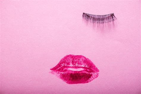 창조적 인 여자 얼굴 속눈썹 가 발 눈 썹과 입술로 빨간 립스틱 얼룩으로 만든 0명에 대한 스톡 사진 및 기타 이미지 0명 가발 개념 Istock