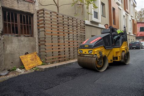 노동자 롤러 및도 건설 및 작품을 복구 하는 동안 운영 아스팔트 포장 기계 Balat Fatih District에 대한 스톡 사진 및 기타 이미지 Balat