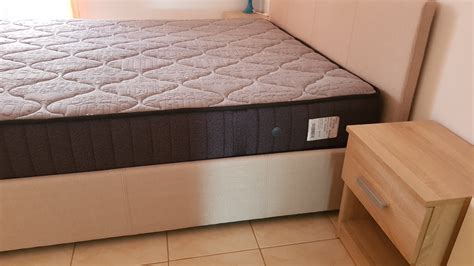 ΔΙΠΛΟ ΚΡΕΒΑΤΙ ΜΕ ΚΑΙΝΟΥΡΓΙΟ ΣΤΡΩΜΑ ΚΑΙ ΔΥΟ ΚΟΜΟΔΙΝΑ Έπιπλα Insomnia Gr