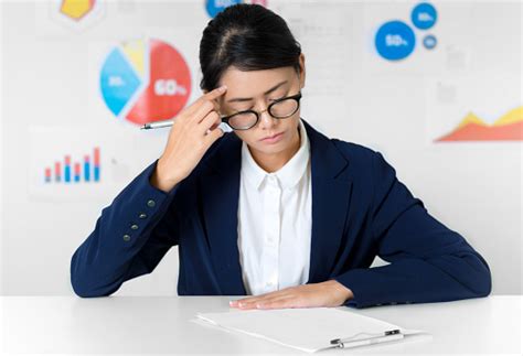 아시아 실업 사무실 생각 하 고 사무실에서 빈 종이에 내려 쓰기 생각 및 주 및 호기심 상황에서 일 하는 양복을 입고 비즈니스 및 금융 개념입니다 경영자에 대한 스톡 사진