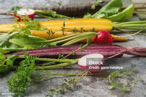 익은 검정 오렌지 및 노란 당근 파 슬 리와 백 리 향 무 어두운 돌 배경입니다 가 추수입니다 농업에 대한 스톡 사진 및 기타