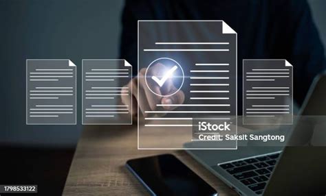 디지털 체크리스트 요약 보고서 양식 및 문서 관리 시스템 개념 온라인 설문조사 양식 작성 기업 비즈니스 기술 사업가는 화면 노트북에 체크 표시 아이콘을 터치합니다 0명에