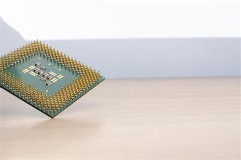 마더보드 근접 촬영 Cpu 데스크탑의 Cpu 중앙 프로세서 장치 컴퓨터 칩과 Pc가 접촉을 향하고 있습니다 프리미엄 사진